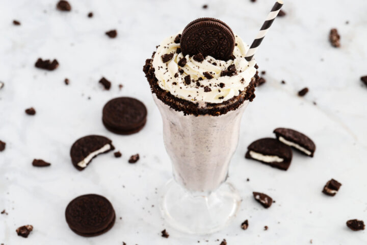 Easy Oreo Milkshake Recipe (Just 3 Ingredients)