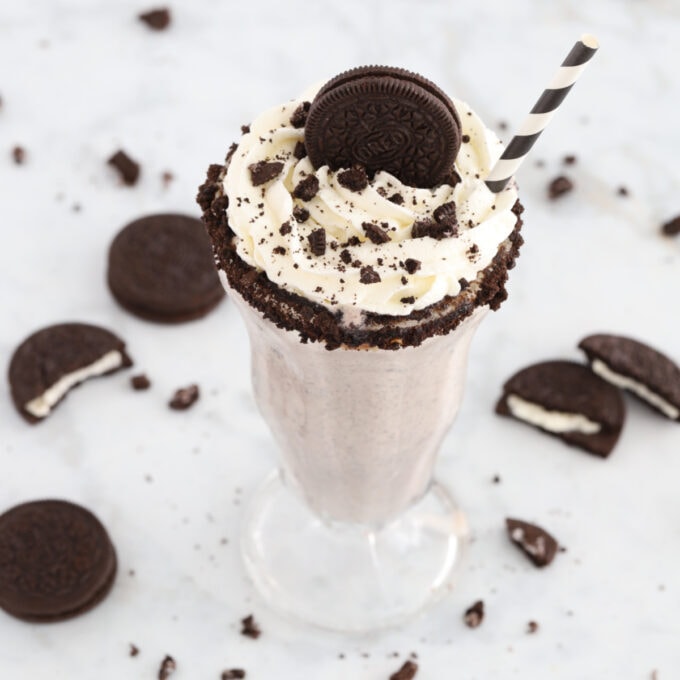 Easy Oreo Milkshake Recipe (Just 3 Ingredients)